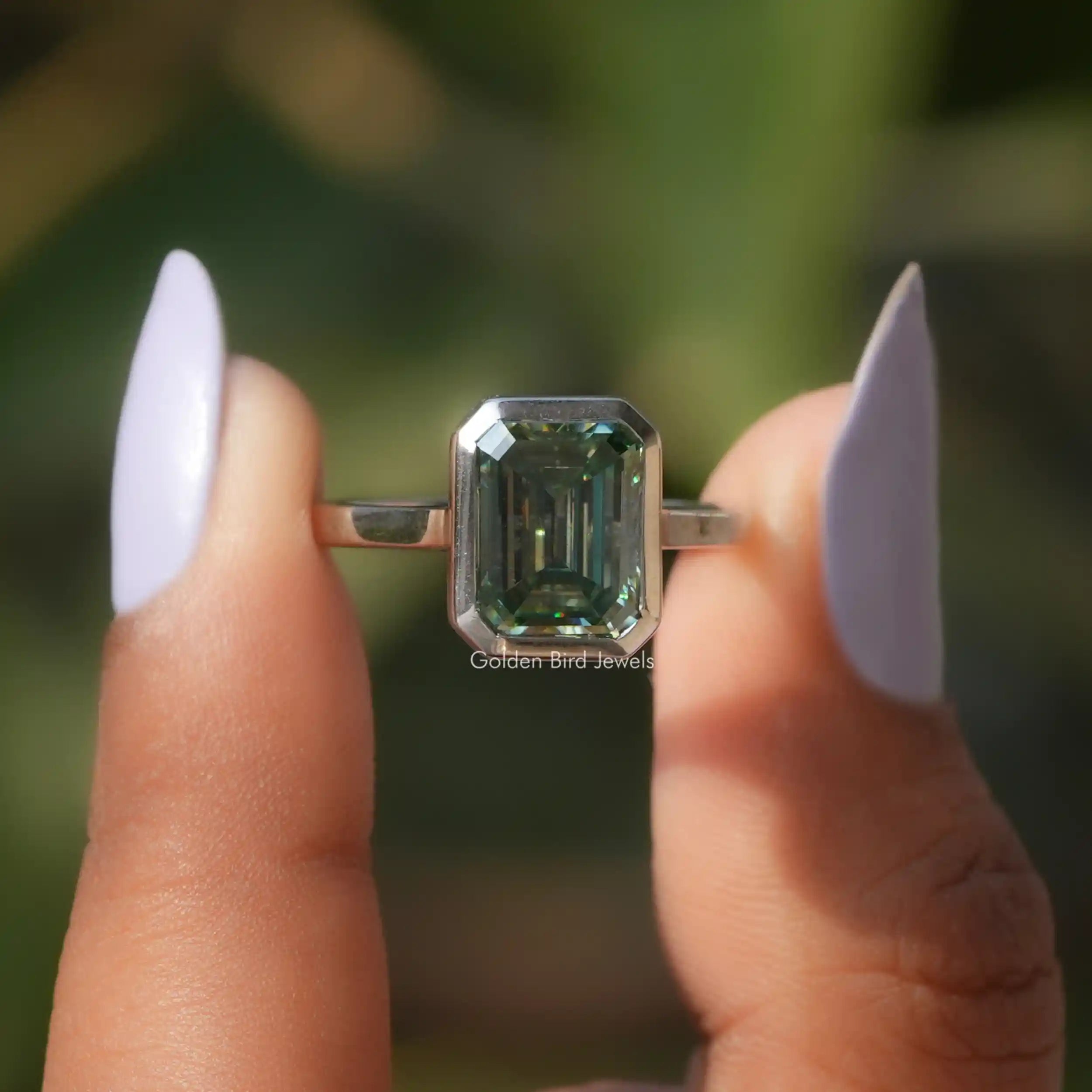 Emerald green and diamond ring store